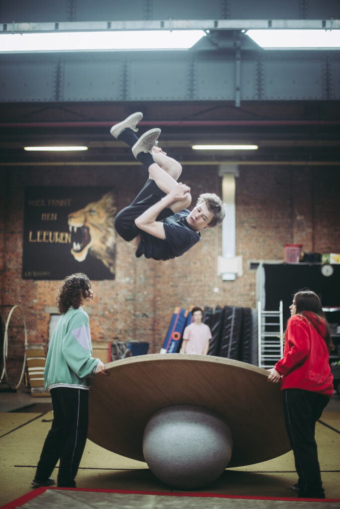 Acro-circus 14+ - Ell Circo D'ell Fuego
